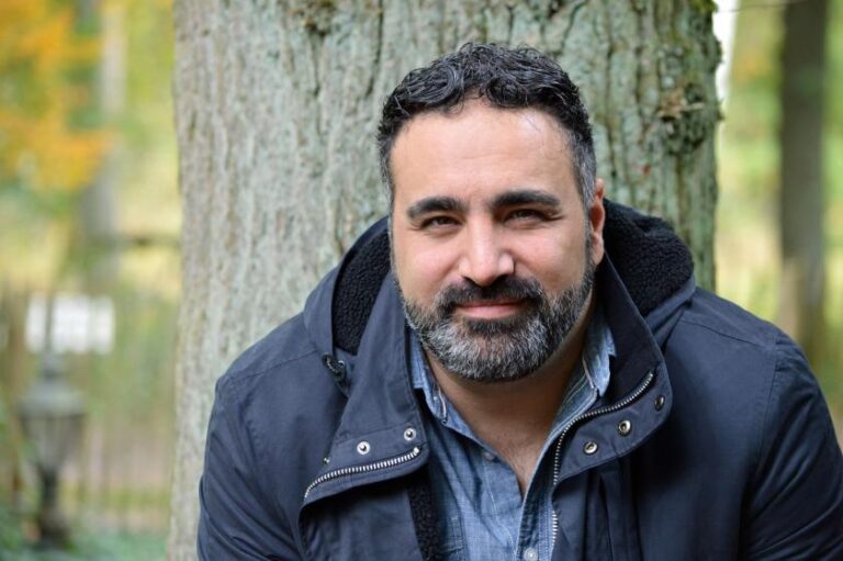 Lees alles over het leven van documentairemaker Sinan Can